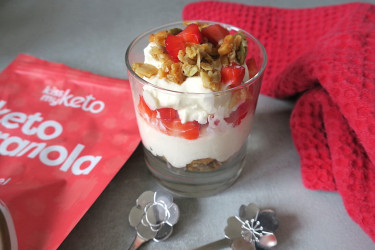 KETO GRANOLA & BERRY PARFAIT WITH SKYR CREAM
