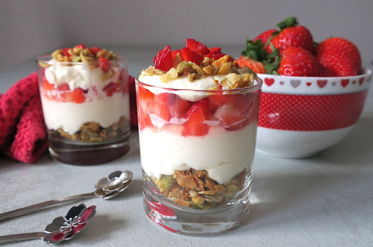 KETO GRANOLA & BERRY PARFAIT WITH SKYR CREAM - Queen Keto