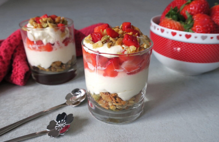 KETO GRANOLA & BERRY PARFAIT WITH SKYR CREAM - Queen Keto